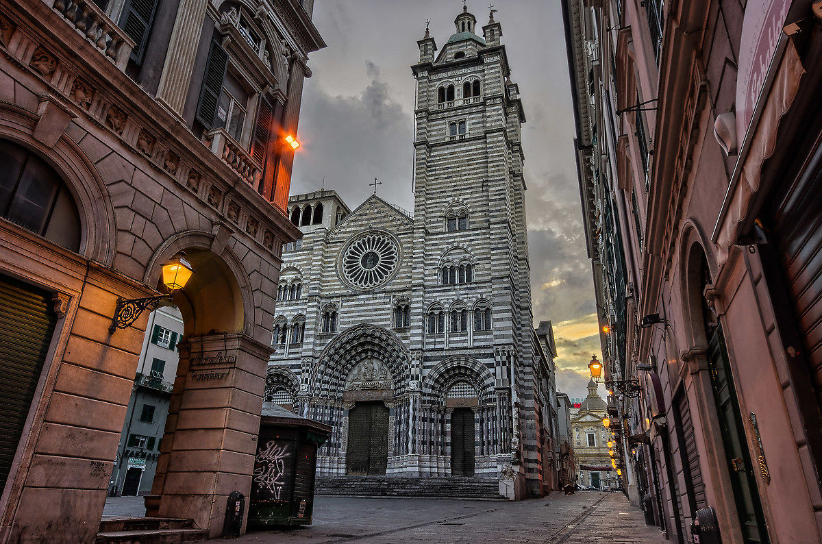 San Lorenzo all'alba (Genova), senza gente tra le pal.. | JuzaPhoto